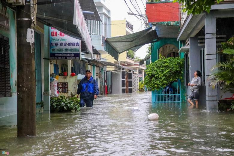 Thousands evacuated as floods hit central Vietnam | The Straits Times