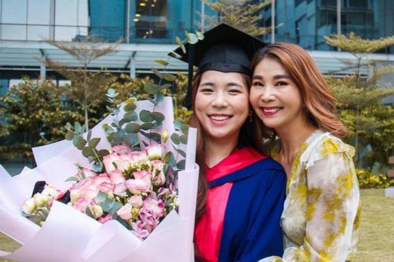 Actress Chen Xiuhuan attends daughter's university graduation ceremony ...