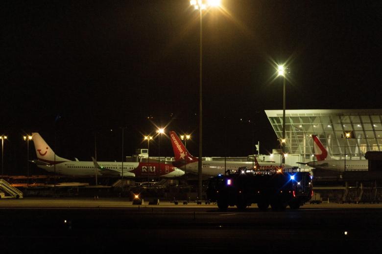 Passengers run off after plane makes emergency landing in Spain | The ...