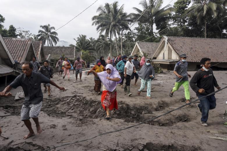 Indonesia Semeru volcanic eruption kills 14; dozens injured | The ...