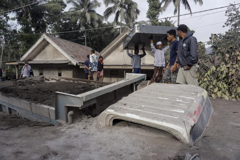 Indonesia Semeru volcanic eruption kills 14; dozens injured | The ...