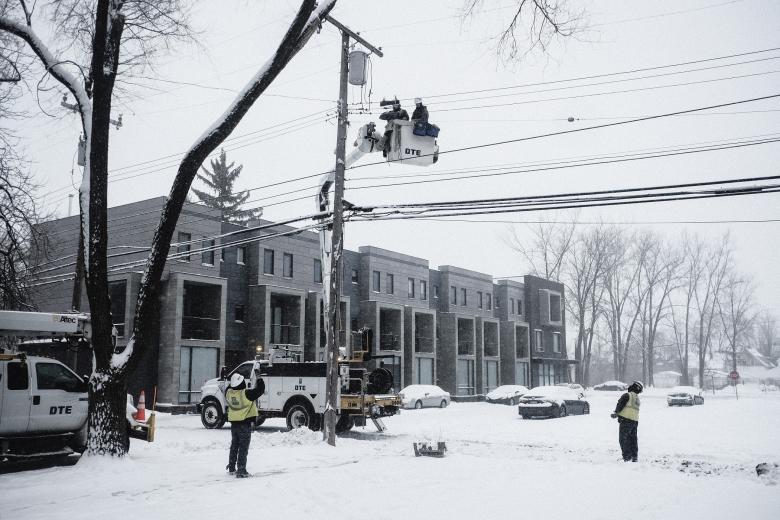 US winter storm leaves hundreds of thousands without power | The ...