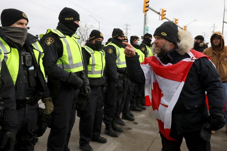 Canada police in standoff with protesters blocking bridge to US | The ...