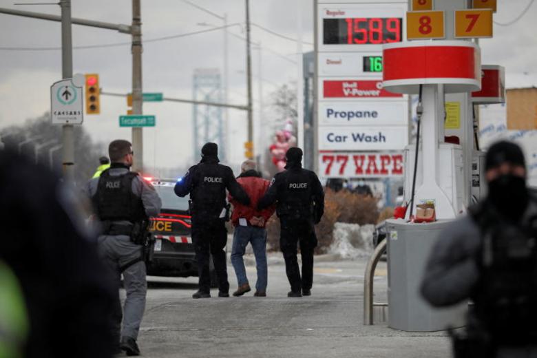 Canada bridge reopens after police clear protesters | The Straits Times