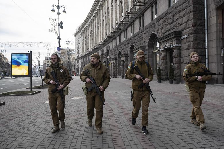 Ukraine crisis: Kyiv's ragtag volunteer force fights stealth invader ...