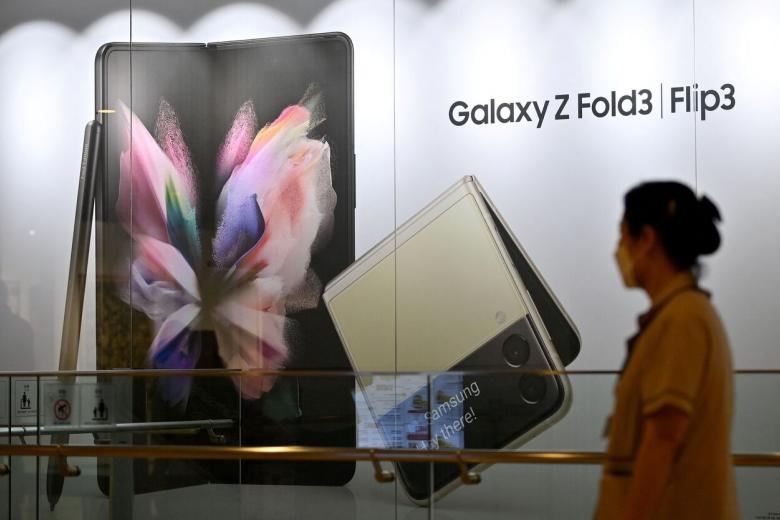 Global shipments of foldable smartphones surge 148% in 2021 | The Straits Times