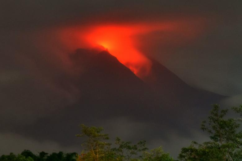 Indonesia's Merapi spews out volcanic lava and ash, hundreds evacuate ...