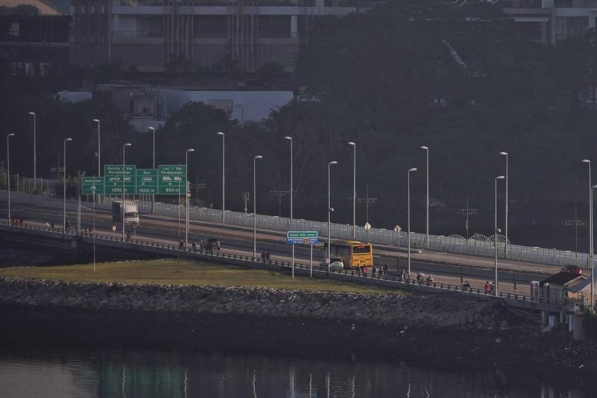 Over 11,000 people cross Causeway, Second Link in 7 hours after borders ...