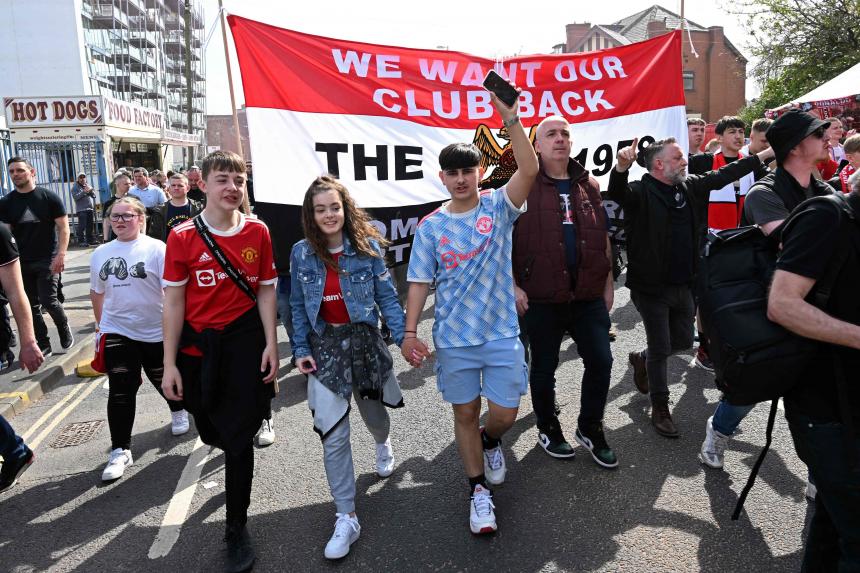 Football: Man United supporters protest against club ownership before ...