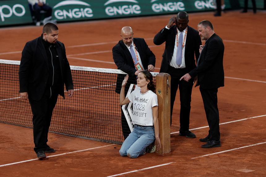 Tennis: Environmental activist disrupts French Open semi-final | The ...