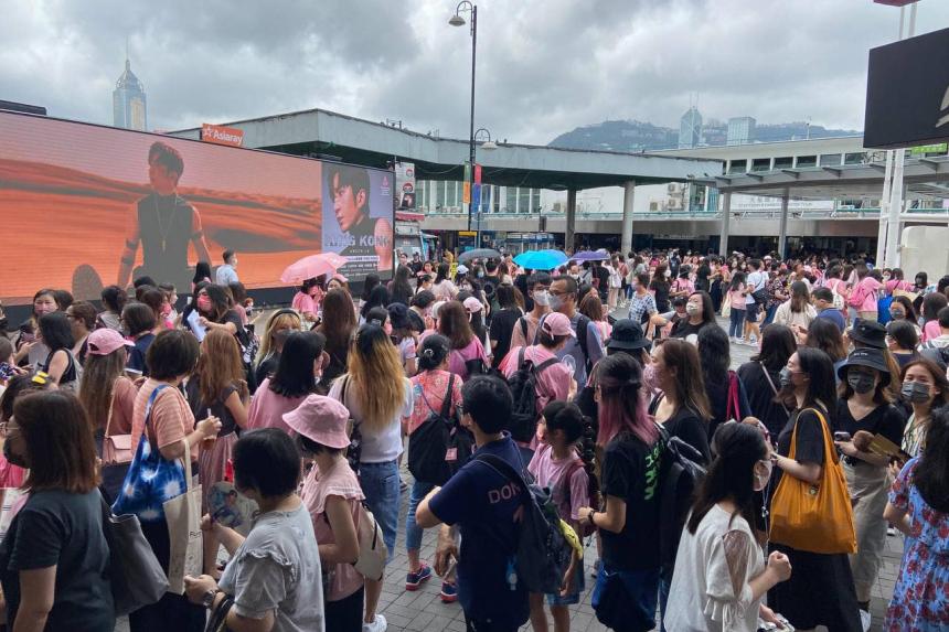 Police disperse fans of Mirror's Anson Lo gathered at Tsim Sha Tsui on ...