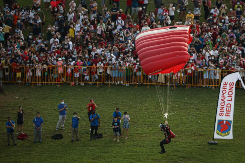 Hundreds watch Red Lions free-fall display in Ghim Moh after earlier ...