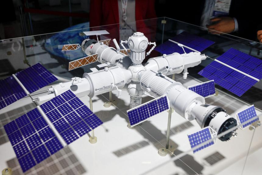 Russia, planning to go it alone, unveils model of new space station ...
