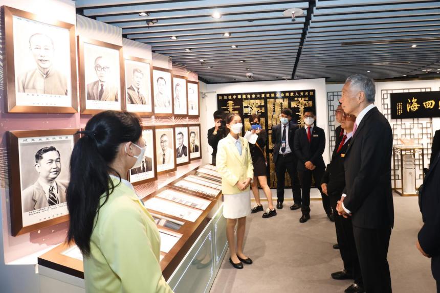 Singaporeans must stand up for its people and not take sides amid ...