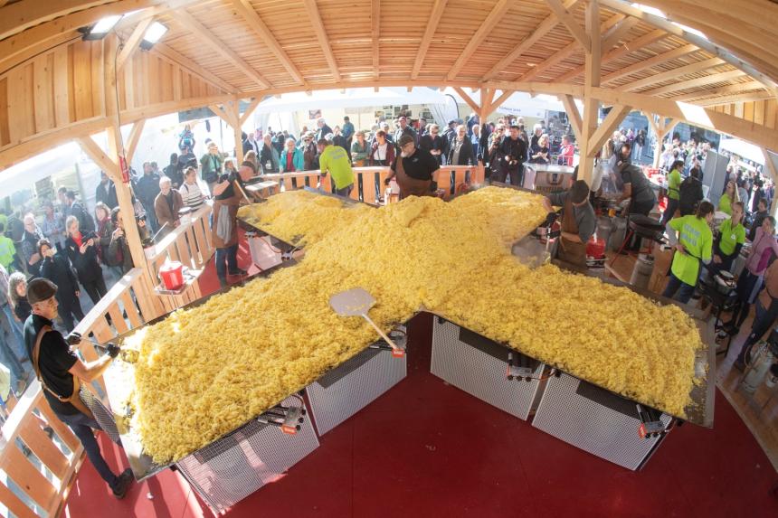 Swiss farmers cook up world's biggest rosti | The Straits Times