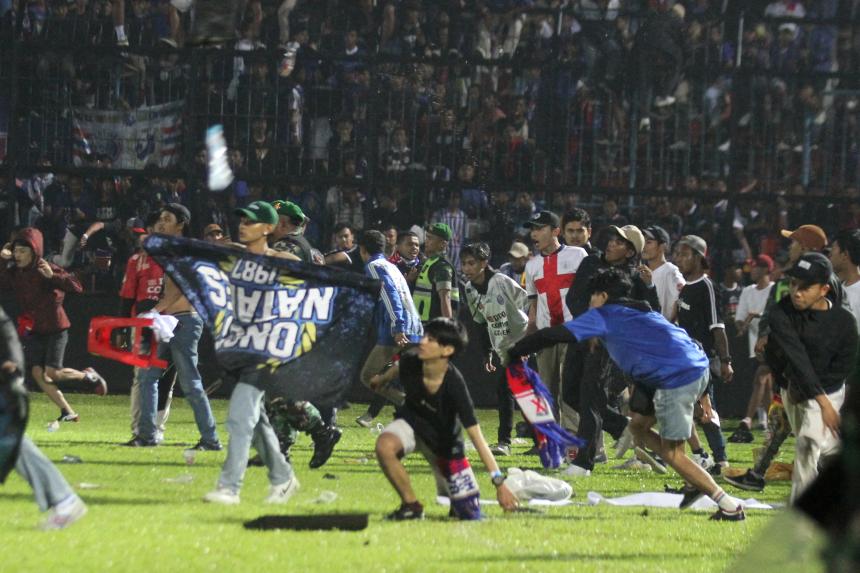 In Pictures: More than 120 die in Indonesia football stadium stampede ...