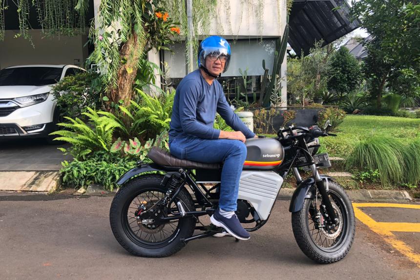 Eco-conscious Indonesians convert motorcycles into electric types ...