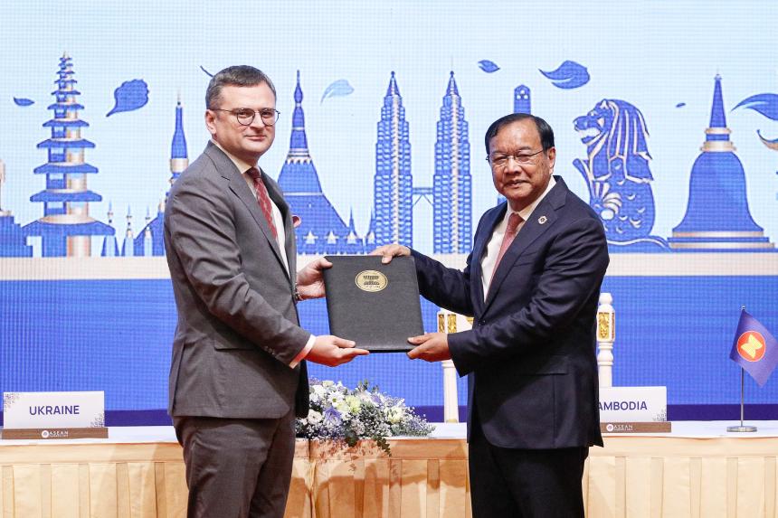 Ukraine signs Asean peace treaty | The Straits Times