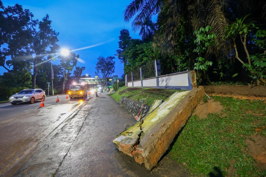 Outer boundary wall of late billionaire Ng Teng Fong’s mansion ...