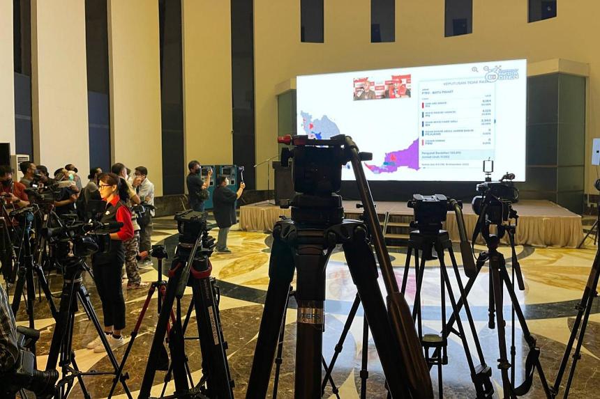 Malaysia election: PH and PN neck and neck, Anwar leads in Tambun | The ...