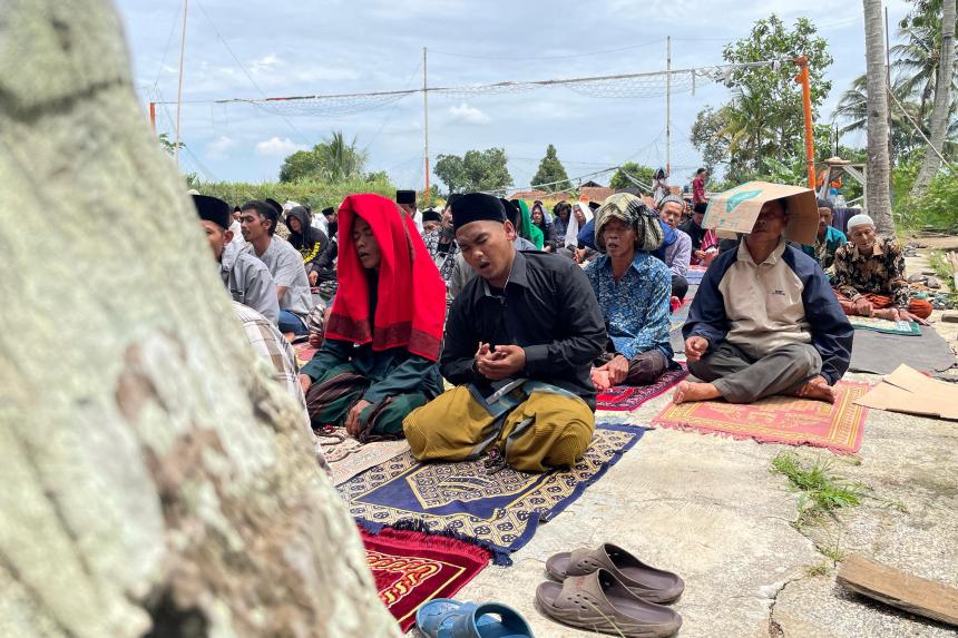 Indonesians pray outdoors after deadly quake destroys town | The ...