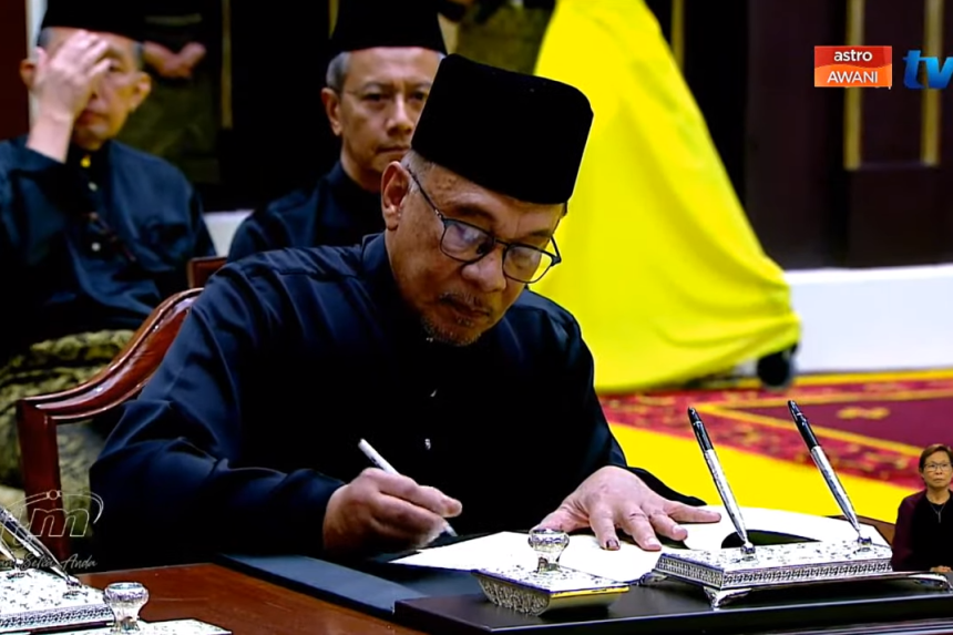 Anwar Ibrahim sworn in as Malaysia’s 10th prime minister, ending 24 ...