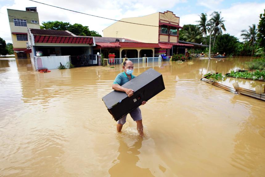 Johoreans bracing themselves for flooding caused by monsoon rain | The Straits Times