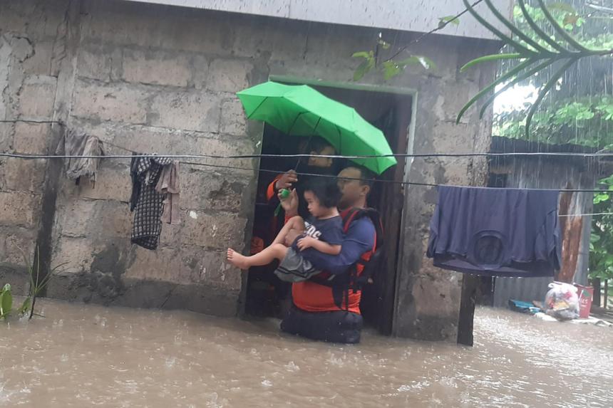 Philippines floods force tens of thousands to flee homes | The Straits ...