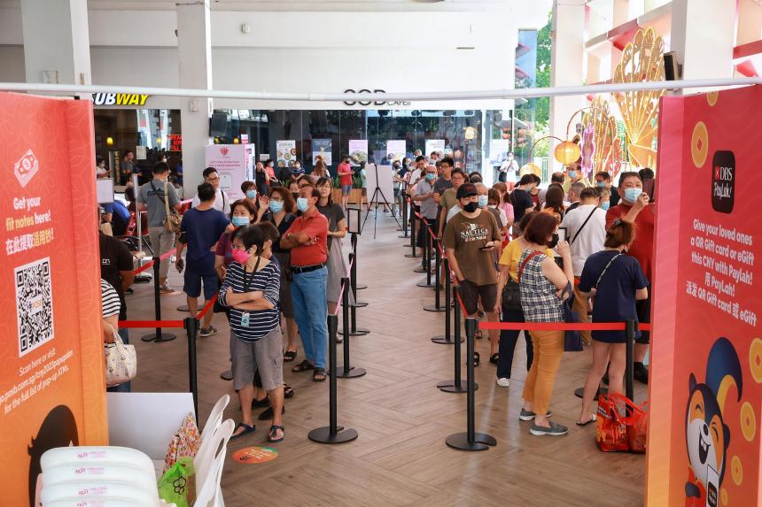 Long queues for new notes ahead of Chinese New Year | The Straits Times