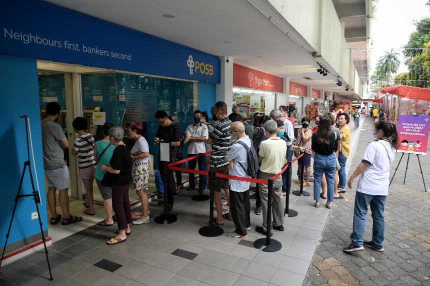 Long queues for new notes ahead of Chinese New Year | The Straits Times