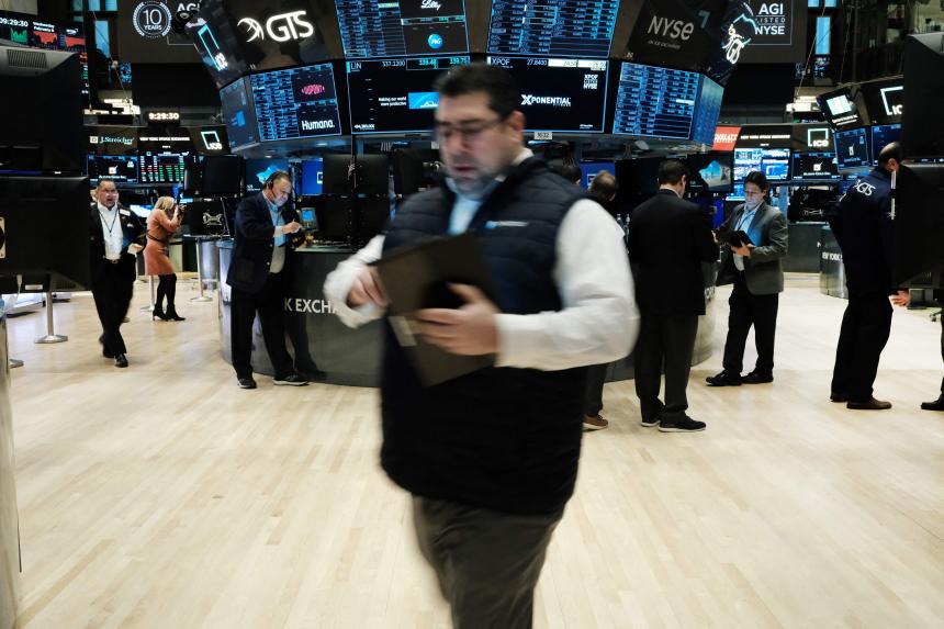 US stocks fall on weakening corporate earnings outlook | The Straits Times