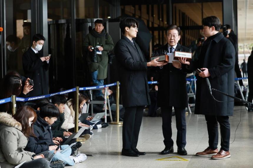 South Korean prosecutors seek to arrest opposition leader in graft ...