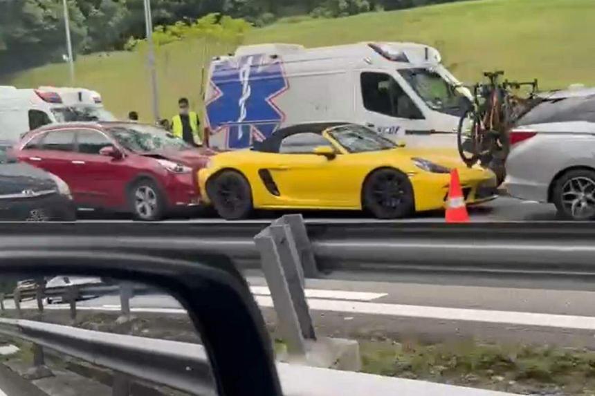 5 injured in PIE chain collision involving 7 cars | The Straits Times