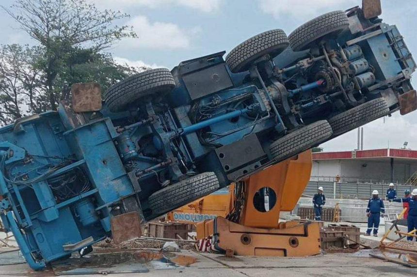 Man hurt after crane topples near Boon Lay | The Straits Times