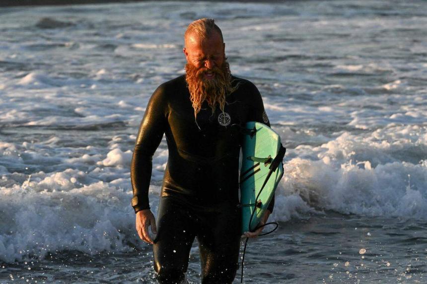 Australian smashes record for world's longest surfing session | The ...