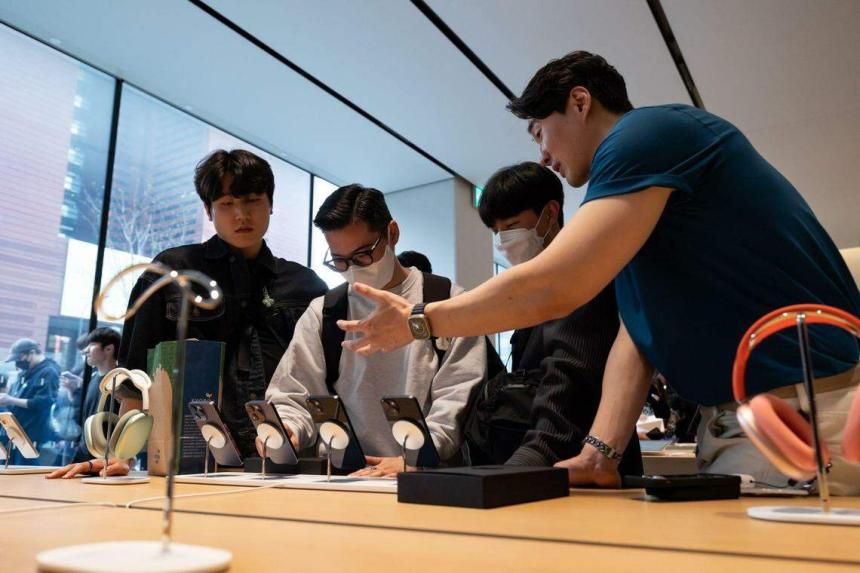 Apple ups ante in Samsung’s home ground | The Straits Times