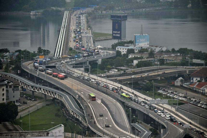 Over 235,000 people left S'pore via Woodlands, Tuas on April 6, record ...