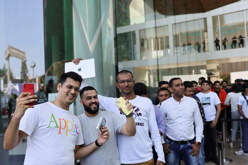Apple opens first India store as fans take selfies with Tim Cook | The ...