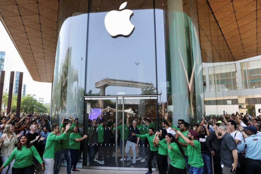 Apple opens first India store as fans take selfies with Tim Cook | The ...