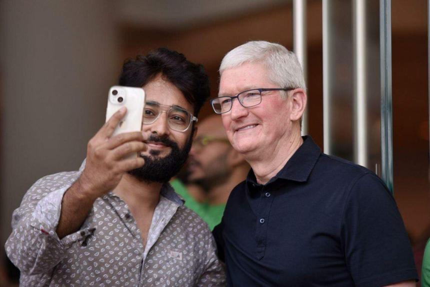 Apple opens first India store as fans take selfies with Tim Cook | The ...