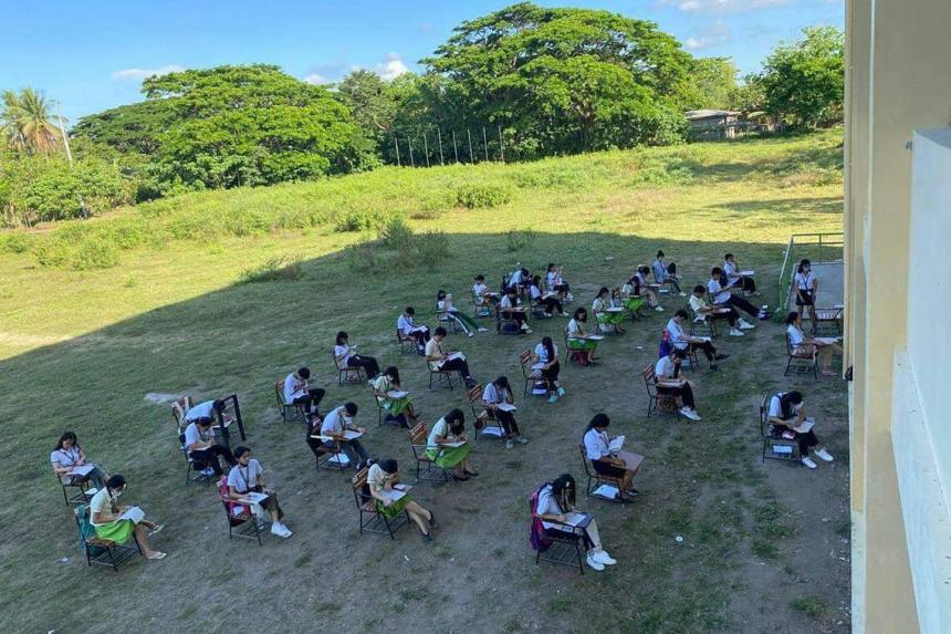 Teacher in the Philippines holds class outdoors, as school bakes amid ...
