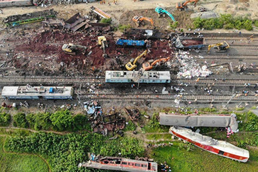 PM Lee sends condolence letter to Indian PM Modi over deadly train ...