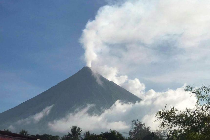 Philippines raises alert level at rumbling Mayon volcano after rockfall, quakes | The Straits Times
