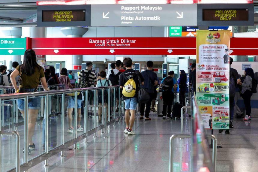 Singaporeans unable to use e-gate at Causeway checkpoint can get help ...