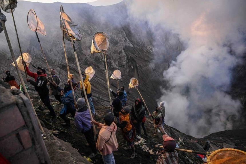Indonesia’s Mount Bromo draws thousands for ritual sacrifice | The ...