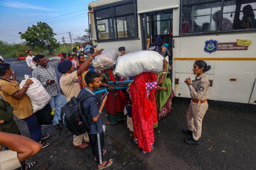 India, Pakistan evacuate over 150,000 people as cyclone approaches ...