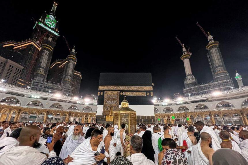 Millions head to Mecca for huge haj in Saudi heat | The Straits Times
