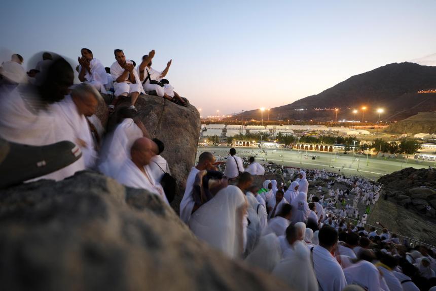 As temperatures climb, pilgrims ascend Mount Arafat for high point of ...