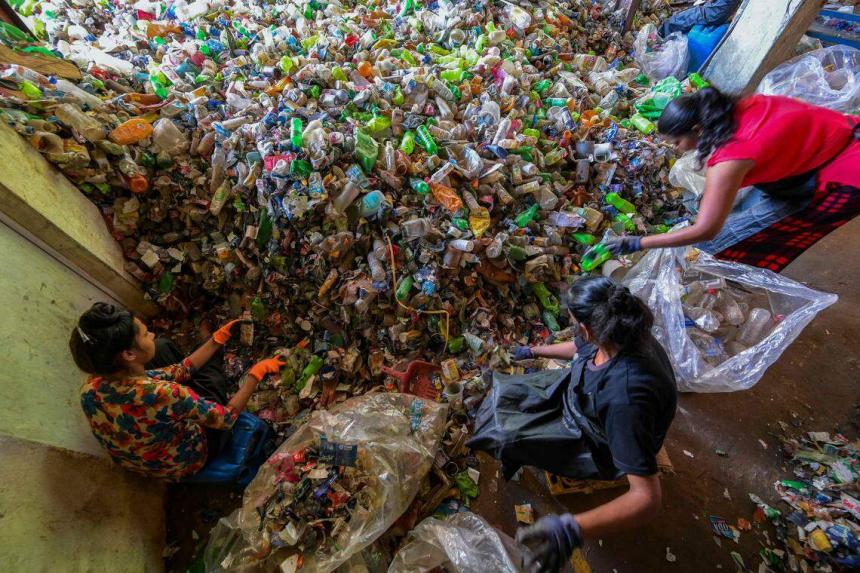 Jumbo problem: Sri Lanka’s battle with plastic pollution | The Straits ...