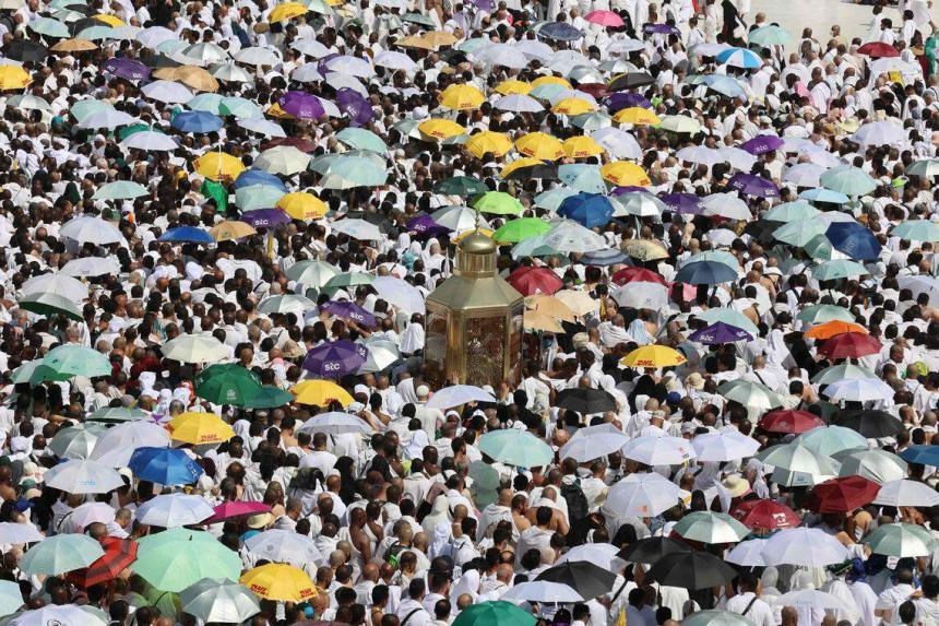 Huge crowds ‘stone the devil’ as fiercely hot haj in Saudi Arabia winds ...